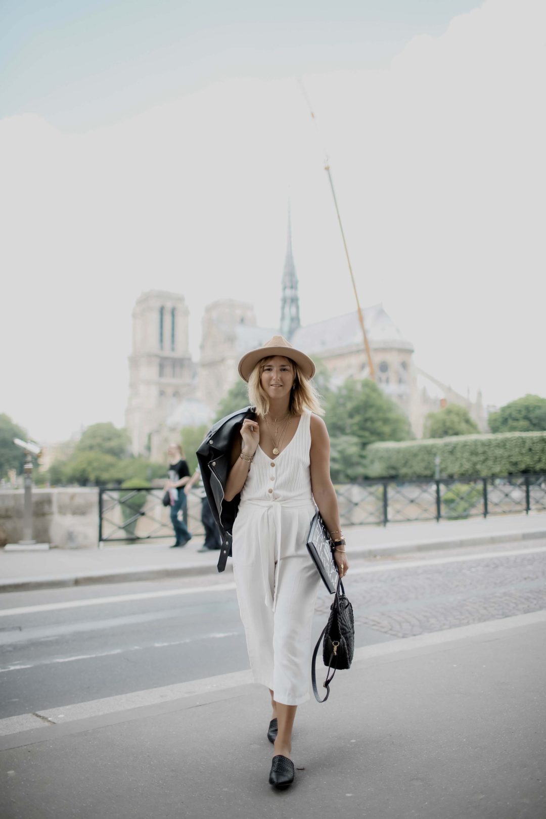 All white L'instant Flo